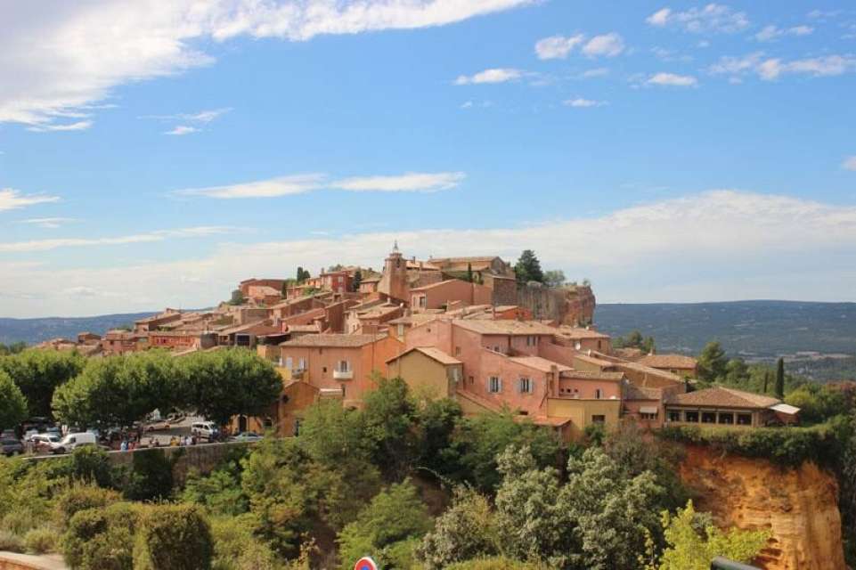 Découvrez Roussillon village haut en couleurs dans le Luberon